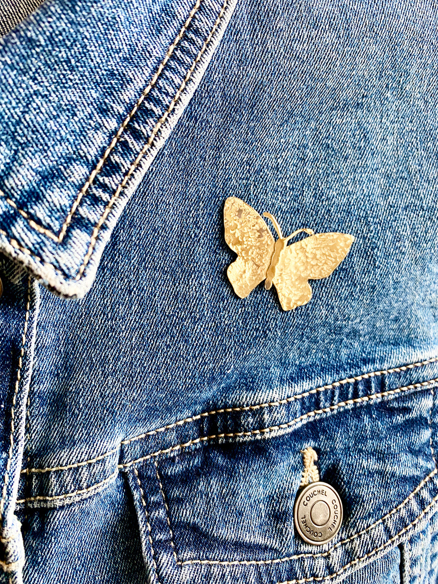 Brosch fjäril i mässing, fjärilsbrosch – Sarah Of Sweden